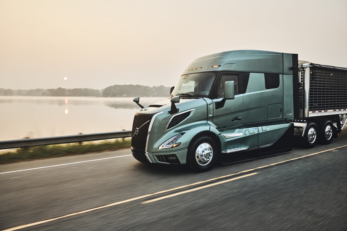 All-New Volvo VNL Showcased in Canada for the First Time at Truck World
