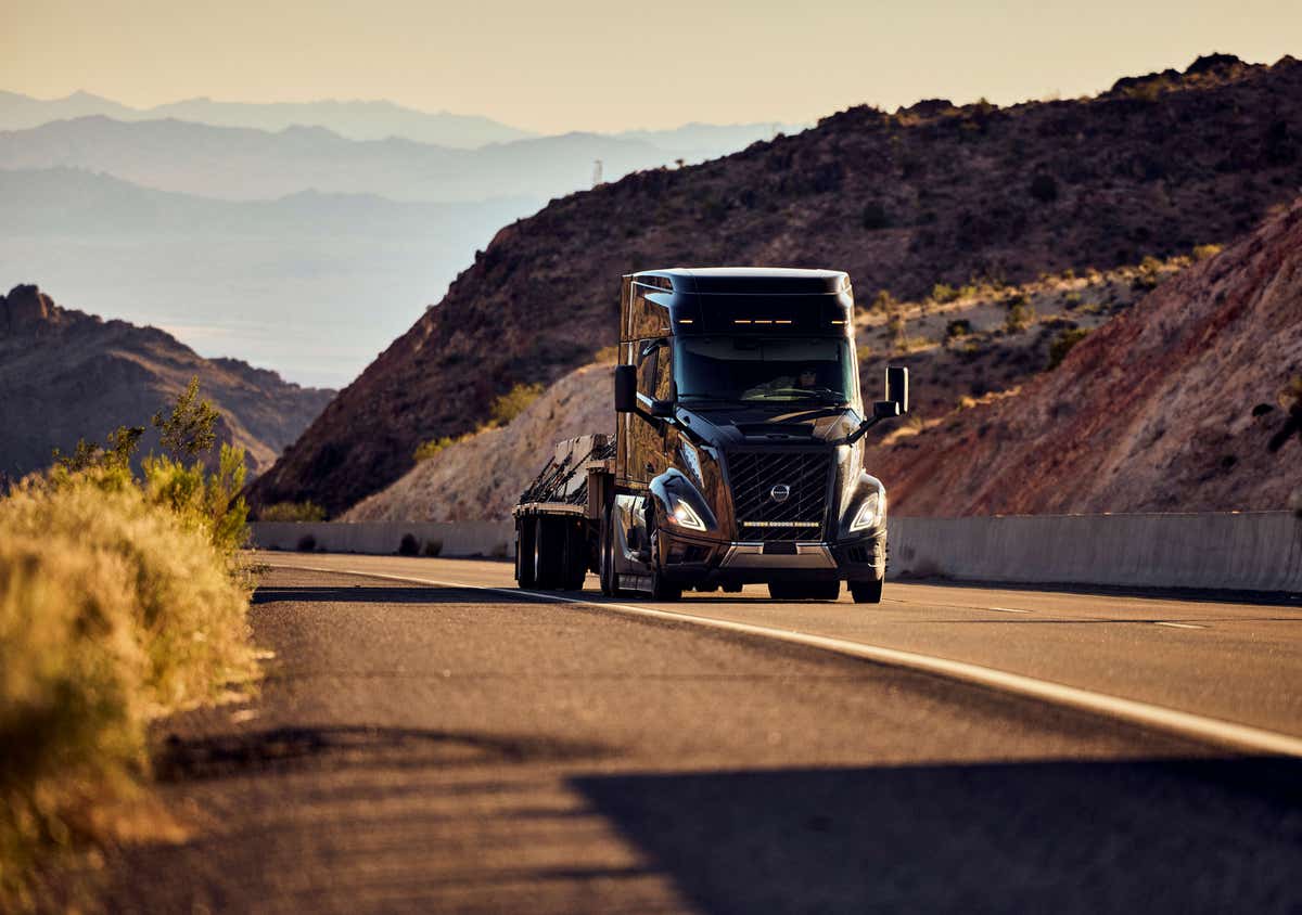 Volvo Trucks puts new long-haul truck to the test in scorching desert ...