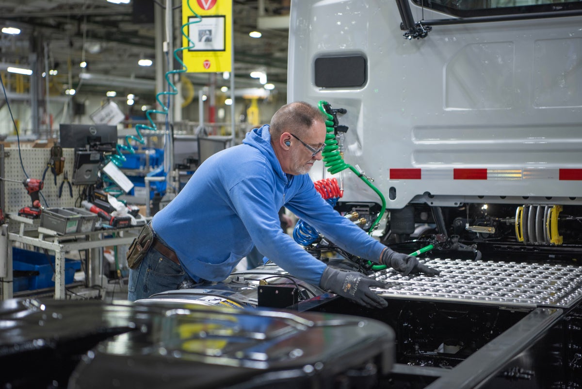 Volvo Trucks starts U.S. production of new regional hauler at Virginia ...